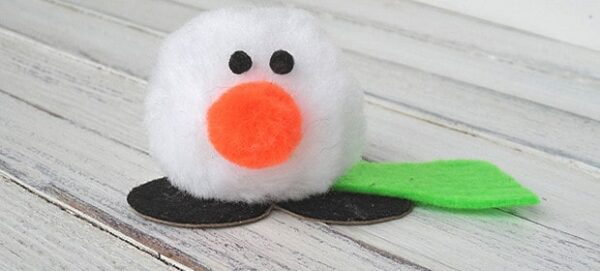 Pom Pom Snowman Craft: Snowman Desk Buddy