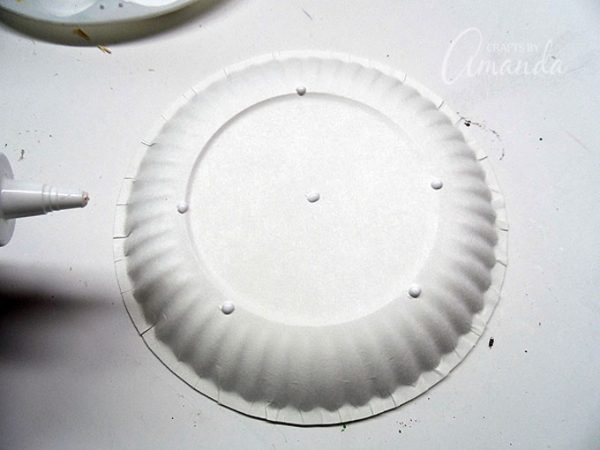 Paper Plate Sand Dollars: an easy and fun beach craft for kids