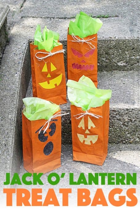 Jack O' Lantern Treat Bags: fill with goodies for a Halloween party!