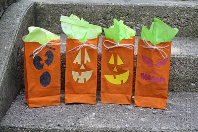 Jack O' Lantern Treat Bags: fill with goodies for a Halloween party!