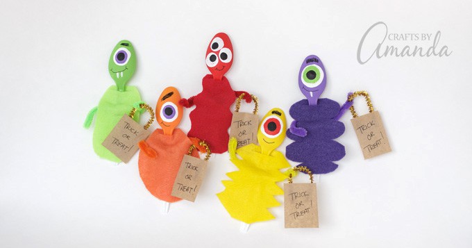 Plastic Spoon Monsters: a fun and colorful Halloween craft for kids!