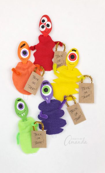 Plastic Spoon Monsters: a fun and colorful Halloween craft for kids!