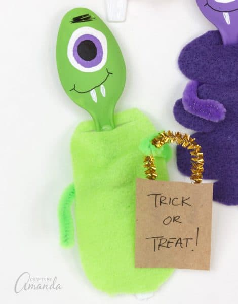 Plastic Spoon Monsters: a fun and colorful Halloween craft for kids!