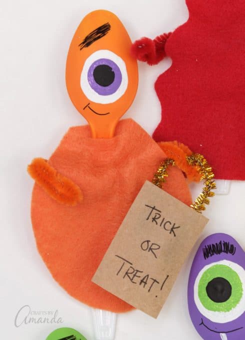 Plastic Spoon Monsters: a fun and colorful Halloween craft for kids!