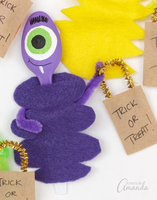 Plastic Spoon Monsters: a fun and colorful Halloween craft for kids!