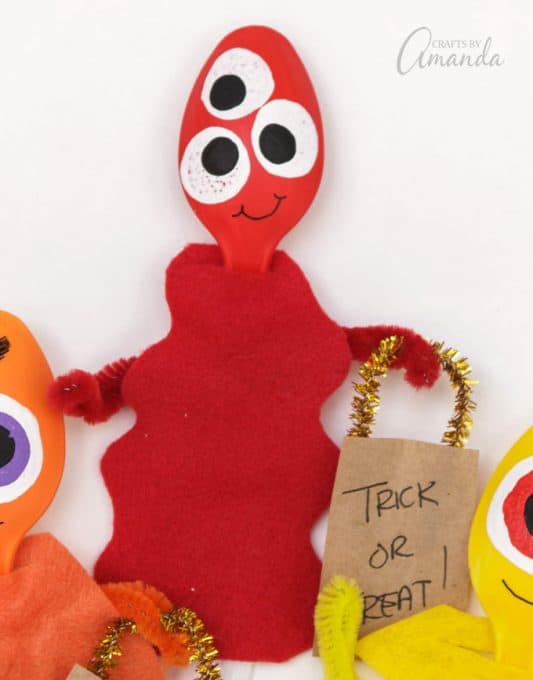 Plastic Spoon Monsters: a fun and colorful Halloween craft for kids!