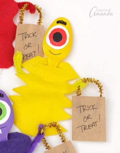 Plastic Spoon Monsters: a fun and colorful Halloween craft for kids!
