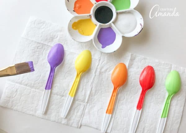 Plastic Spoon Monsters: a fun and colorful Halloween craft for kids!