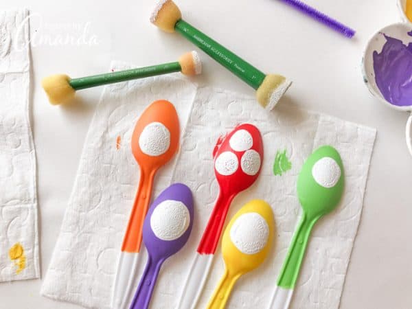 Plastic Spoon Monsters: a fun and colorful Halloween craft for kids!