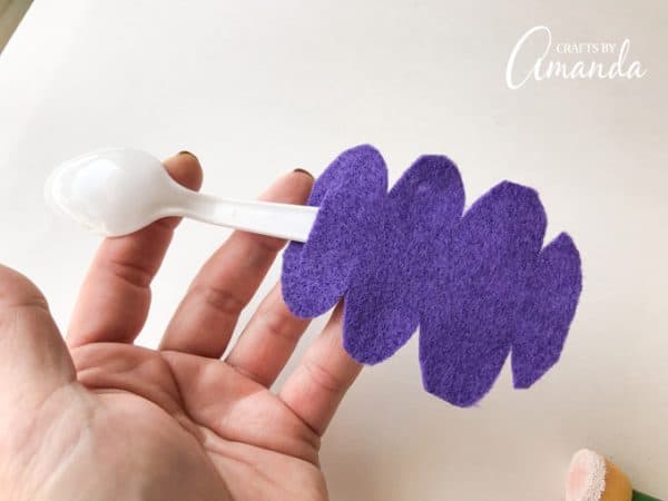 Plastic Spoon Monsters: a fun and colorful Halloween craft for kids!