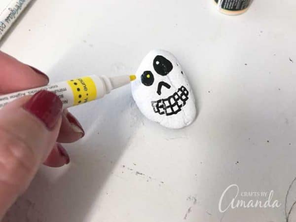 Skull Rocks: painted rocks - Halloween painting craft for kids