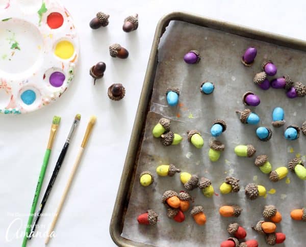 Painted Acorns: this simple fall craft will brighten up your home!