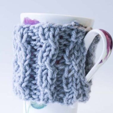 How to Knit a Coffee Cozy: learn how to easily knit a coffee cozy!