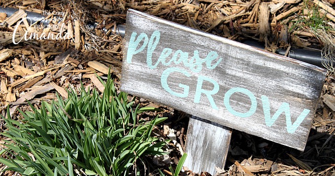 Distressed Garden Sign: easily create your own garden sign!