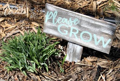 Distressed Garden Sign: easily create your own garden sign!